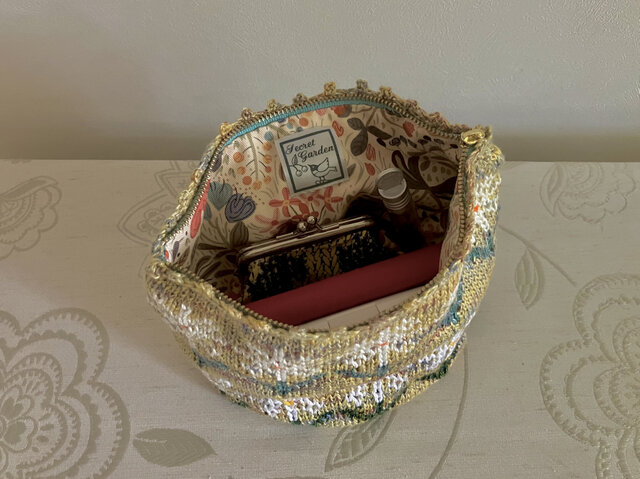 ポーチ 進化するマーガレット | iichi 日々の暮らしを心地よくするハンドメイドやアンティークのマーケットプレイス