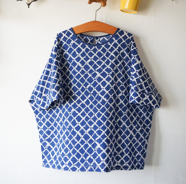 手書き風格子柄ドルマンスリーブTブラウス(BLUE) | iichi 日々の暮らしを心地よくするハンドメイドやアンティークのマーケットプレイス