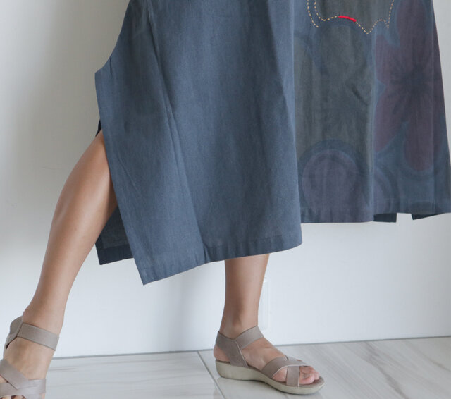 草木ろうけつ染めの手描き刺し子ワンピース、ゆったりサイズ、オールシーズン | iichi 日々の暮らしを心地よくするハンドメイドやアンティークのマーケットプレイス