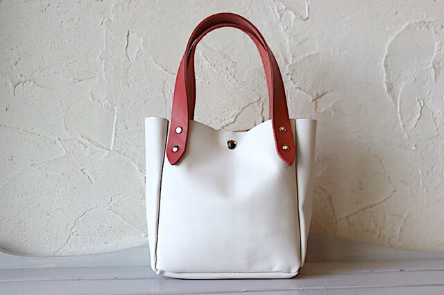 軽量 ミニトートバッグ 白×赤 柔らかい ハンドメイド 7313 | iichi 日々の暮らしを心地よくするハンドメイドやアンティークのマーケットプレイス