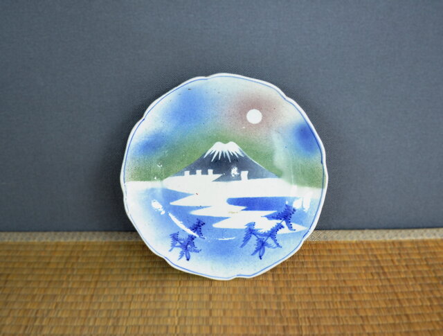 おぼろ月 松に富士 吹き彩色皿 23cm | iichi 日々の暮らしを心地よくするハンドメイドやアンティークのマーケットプレイス