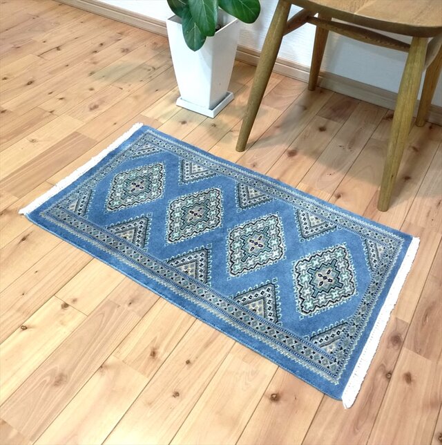 軽くて畳める手織りラグ パキスタン絨毯 玄関マット トライバルラグ 77x44cm 手織り カーペット | iichi 日々の暮らしを心地よくするハンドメイドやアンティークのマーケットプレイス