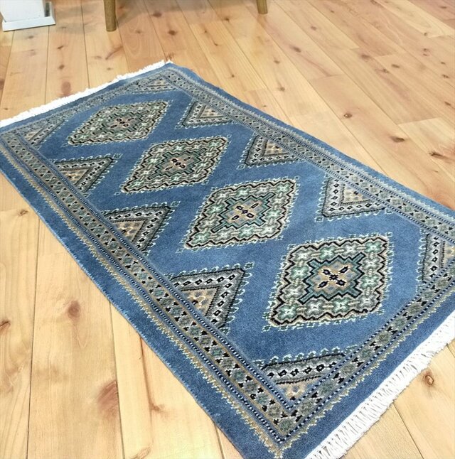 軽くて畳める手織りラグ パキスタン絨毯 玄関マット トライバルラグ 77x44cm 手織り カーペット | iichi 日々の暮らしを心地よくするハンドメイドやアンティークのマーケットプレイス