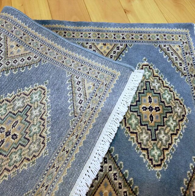 軽くて畳める手織りラグ パキスタン絨毯 玄関マット トライバルラグ 77x44cm 手織り カーペット | iichi 日々の暮らしを心地よくするハンドメイドやアンティークのマーケットプレイス