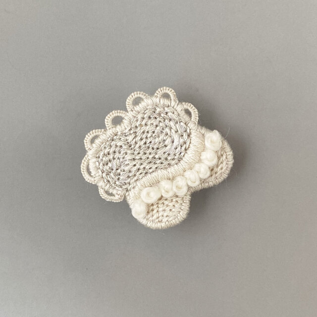 everyday brooch no.58 | iichi 日々の暮らしを心地よくするハンドメイドやアンティークのマーケットプレイス