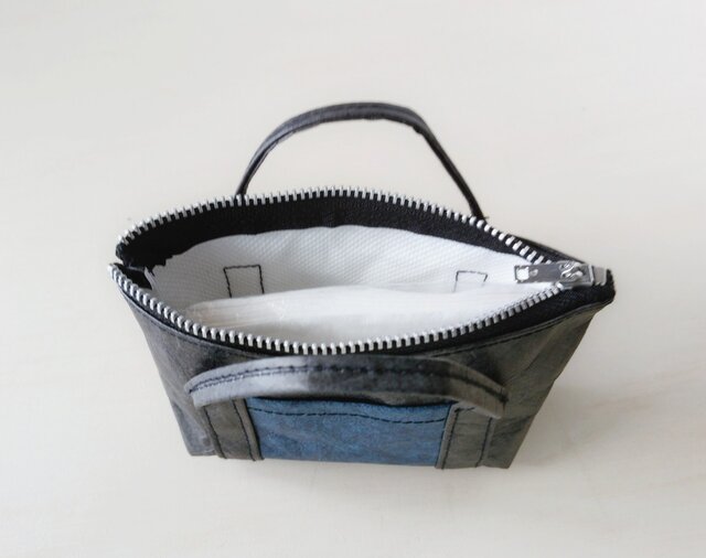 タイベックのポーチ(10) ミニミニトート ブラックとブルー | iichi 日々の暮らしを心地よくするハンドメイドやアンティークのマーケットプレイス