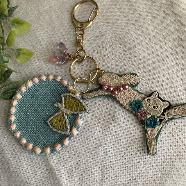 ハンドメイド ＊ミナペルホネンタンバリン蝶々run runrunキーホルダー1点物天然石 | iichi 日々の暮らしを心地よくするハンドメイドやアンティークのマーケットプレイス