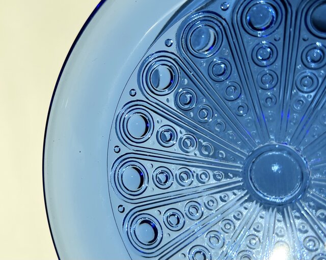 Riihimaen Lasi / リーヒマエン・ラシ Nanny Still Riikinkukko ブルー プレート | iichi 日々の暮らしを心地よくするハンドメイドやアンティークの ...