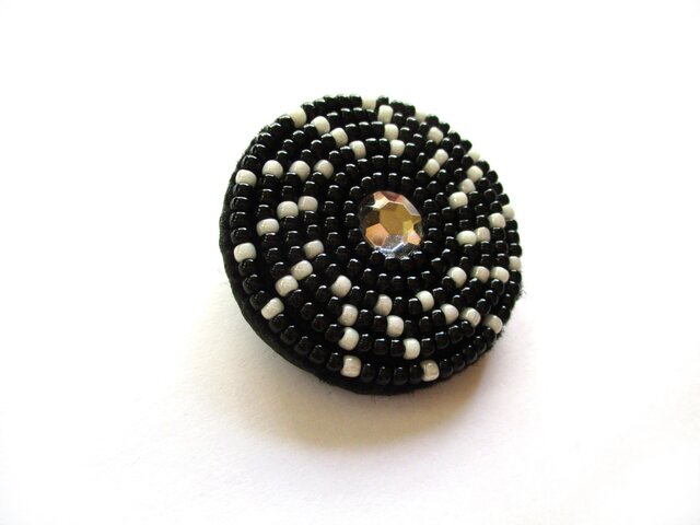 モノトーンの丸小ビーズブローチ（黒-4） | iichi 日々の暮らしを心地よくするハンドメイドやアンティークのマーケットプレイス