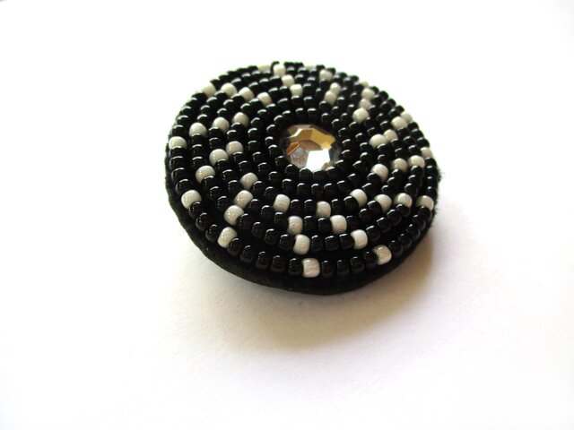 モノトーンの丸小ビーズブローチ（黒-4） | iichi 日々の暮らしを心地よくするハンドメイドやアンティークのマーケットプレイス