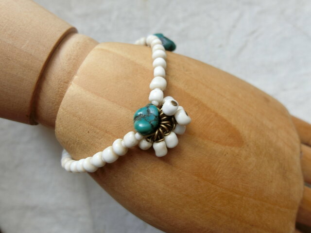 ＊happy price＊turquoise×白のブレス@アフリカのシードビーズ とターコイズナゲット | iichi 日々の暮らしを心地よくするハンドメイドやアンティークのマーケットプレイス