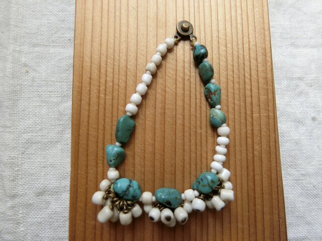 ＊happy price＊turquoise×白のブレス@アフリカのシードビーズ とターコイズナゲット | iichi 日々の暮らしを心地よくするハンドメイドやアンティークのマーケットプレイス
