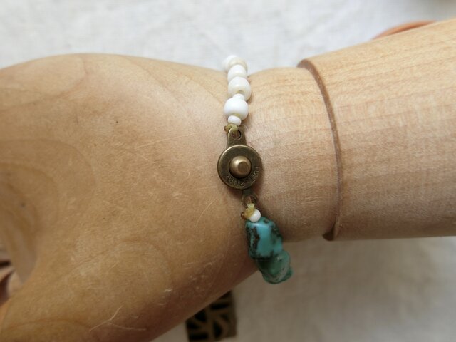 ＊happy price＊turquoise×白のブレス@アフリカのシードビーズ とターコイズナゲット | iichi 日々の暮らしを心地よくするハンドメイドやアンティークのマーケットプレイス