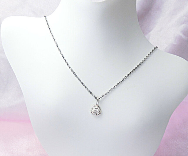 ミニ・薔薇｛バラ｝のペンダント/シルバー製（S型） ＊日本製 | iichi 日々の暮らしを心地よくするハンドメイドやアンティークのマーケットプレイス