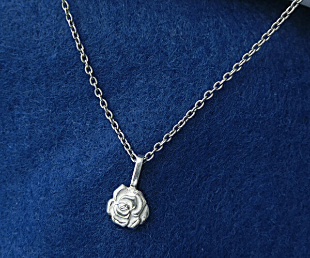 ミニ・薔薇｛バラ｝のペンダント/シルバー製（S型） ＊日本製 | iichi 日々の暮らしを心地よくするハンドメイドやアンティークのマーケットプレイス