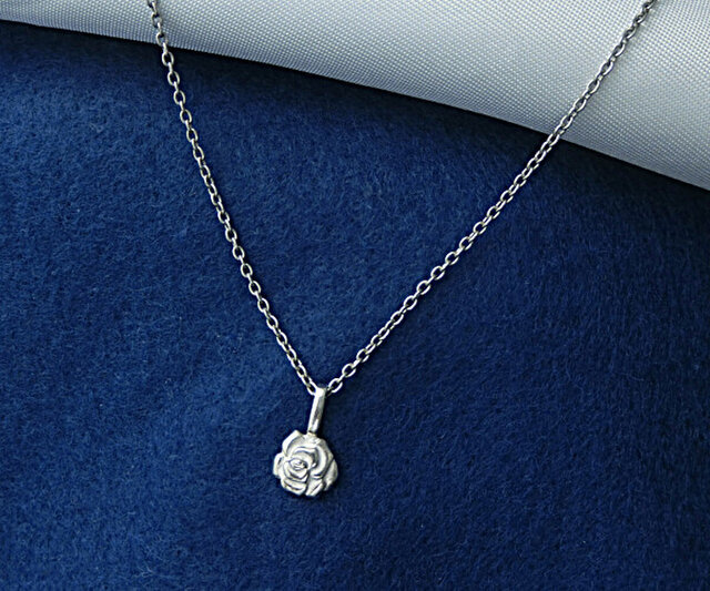 ミニ・薔薇｛バラ｝のペンダント/シルバー製（S型） ＊日本製 | iichi 日々の暮らしを心地よくするハンドメイドやアンティークのマーケットプレイス