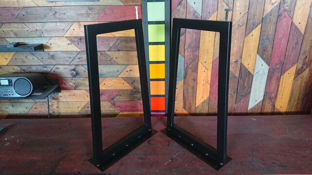 マットブラックでアイアンな極細鉄脚♪ 20×400（床面300）×650mm 台形型 2脚ver. ダイニングテーブル | iichi 日々の暮らしを心地よくするハンドメイドやアンティークの ...