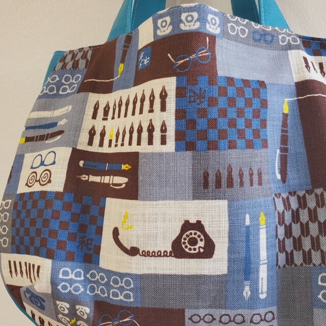 普段使いのマチたっぷりトートバッグ レトロ文房具柄 | iichi 日々の暮らしを心地よくするハンドメイドやアンティークのマーケットプレイス