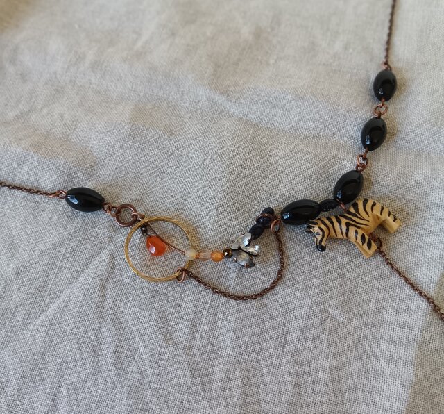 タンザニアの夕陽 ネックレス | iichi 日々の暮らしを心地よくするハンドメイドやアンティークのマーケットプレイス