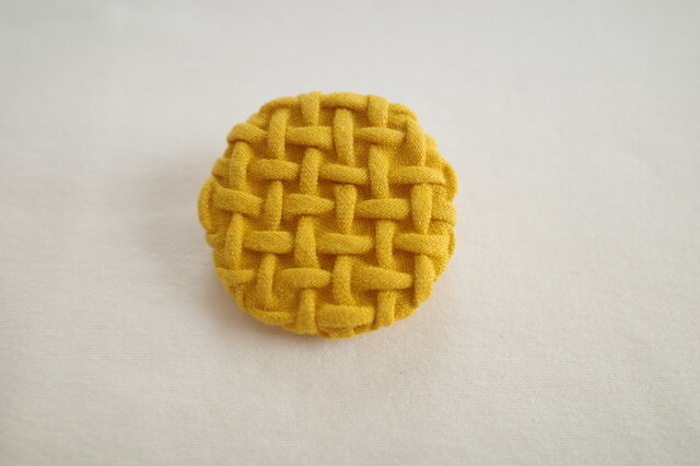 Smocking brooch・イエロー（小） | iichi 日々の暮らしを心地よくするハンドメイドやアンティークのマーケットプレイス