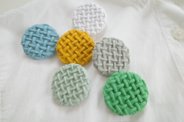 Smocking brooch・イエロー（小） | iichi 日々の暮らしを心地よくするハンドメイドやアンティークのマーケットプレイス
