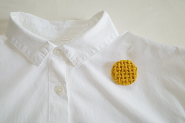 Smocking brooch・イエロー（小） | iichi 日々の暮らしを心地よくするハンドメイドやアンティークのマーケットプレイス