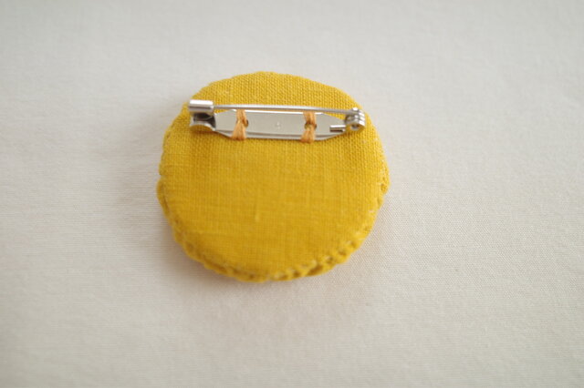 Smocking brooch・イエロー（小） | iichi 日々の暮らしを心地よくするハンドメイドやアンティークのマーケットプレイス