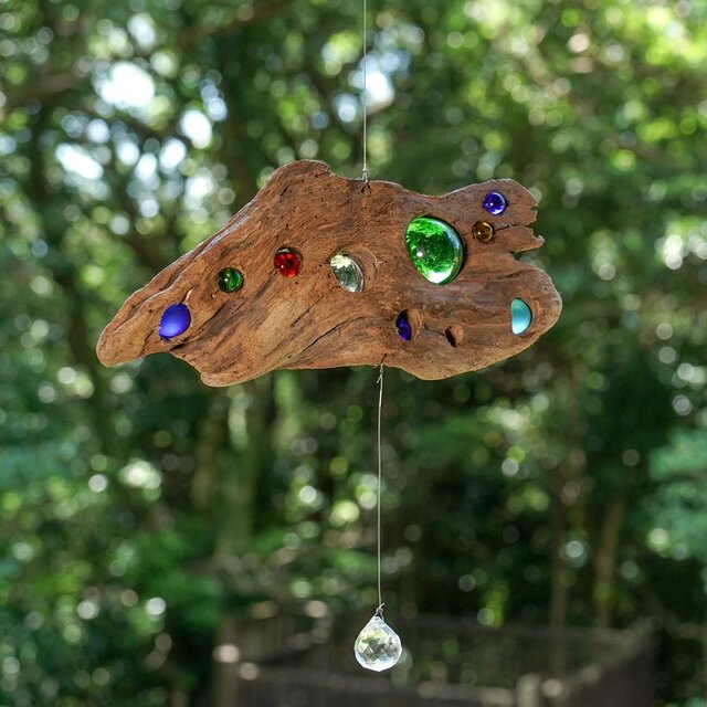 お部屋の中に太陽を 流木とサンキャッチャー&モビール 窓の装飾 ガラス玉 クリスタルプリズム ビーチスタイル 42 | iichi 日々の暮らしを心地よくするハンドメイドやアンティークの ...