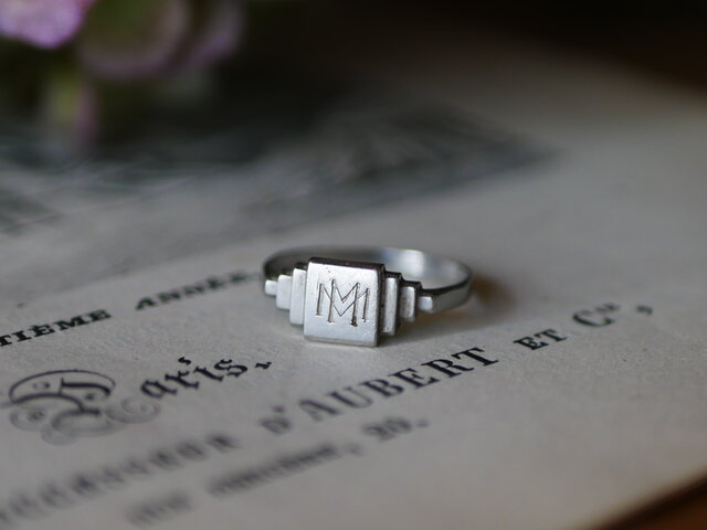 イニシャル ヴィンテージ指輪 MM アンティークリング ブロカントのある暮らし | iichi 日々の暮らしを心地よくするハンドメイドやアンティークのマーケットプレイス