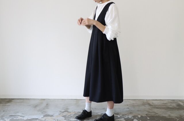 【SM・ML】ウールライクで新登場後ろ姿が可愛いバックボタン ジャンパースカート | iichi 日々の暮らしを心地よくするハンドメイドやアンティークのマーケットプレイス