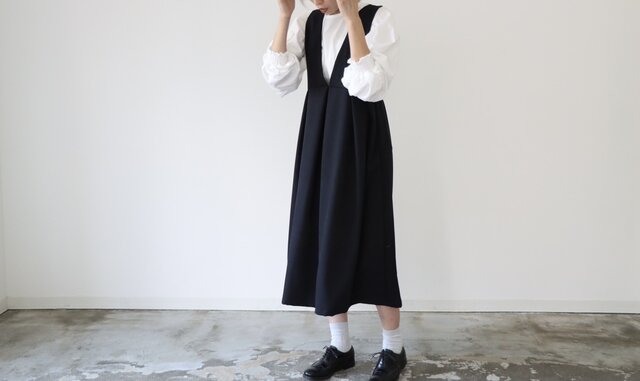 【SM・ML】ウールライクで新登場後ろ姿が可愛いバックボタン ジャンパースカート | iichi 日々の暮らしを心地よくするハンドメイドやアンティークのマーケットプレイス
