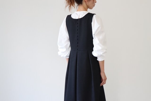 【SM・ML】ウールライクで新登場後ろ姿が可愛いバックボタン ジャンパースカート | iichi 日々の暮らしを心地よくするハンドメイドやアンティークのマーケットプレイス