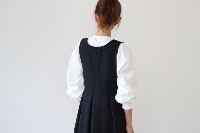 【SM・ML】ウールライクで新登場後ろ姿が可愛いバックボタン ジャンパースカート | iichi 日々の暮らしを心地よくするハンドメイドやアンティークのマーケットプレイス