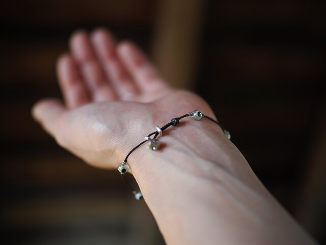-Silver・Eyebeads- code bracelet | iichi 日々の暮らしを心地よくするハンドメイドやアンティークのマーケットプレイス