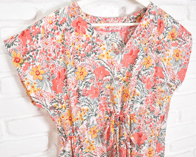 【大きいサイズ】花柄Vネックの大人のフリルワンピース ＜ピンク＞ コットン素材 | iichi 日々の暮らしを心地よくするハンドメイドやアンティークのマーケットプレイス