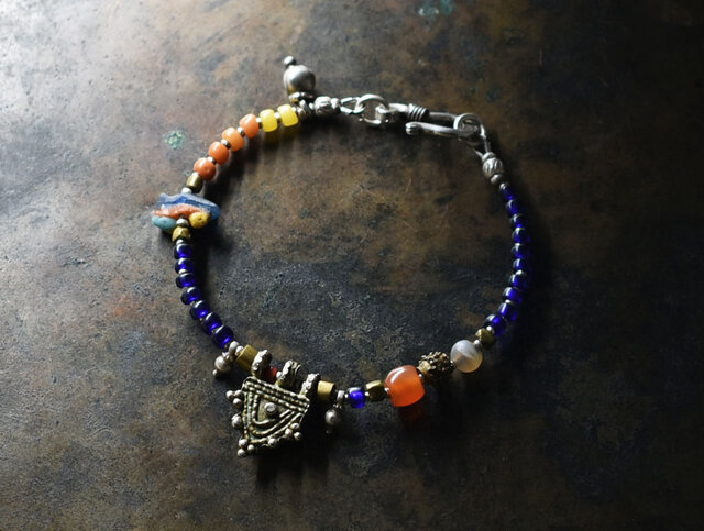 ミエチオピアンシルバーとoldインドシルバー、ミゾーラムカーネリアンと古代瑪瑙、小鳥ローマングラス、ブルービーズのブレス | iichi 日々の暮らしを心地よくするハンドメイドやアンティークの ...