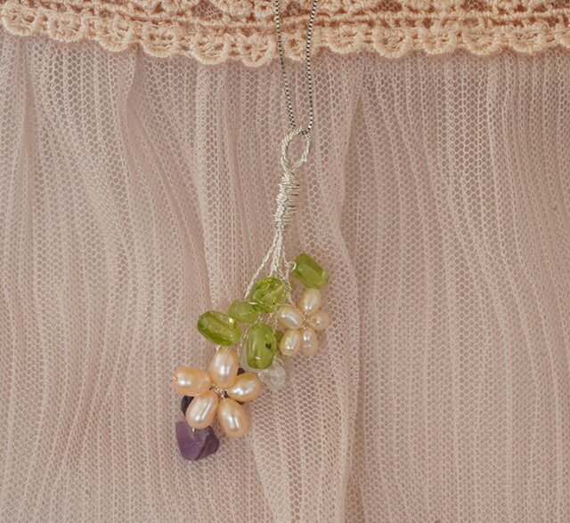 百合の輝きシリーズペンダントトップ1 | iichi 日々の暮らしを心地よくするハンドメイドやアンティークのマーケットプレイス