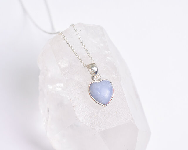 優しいブルーが魅力のエンジェライトのハート型シルバーネックレス シルバー925 | iichi 日々の暮らしを心地よくするハンドメイドやアンティークのマーケットプレイス