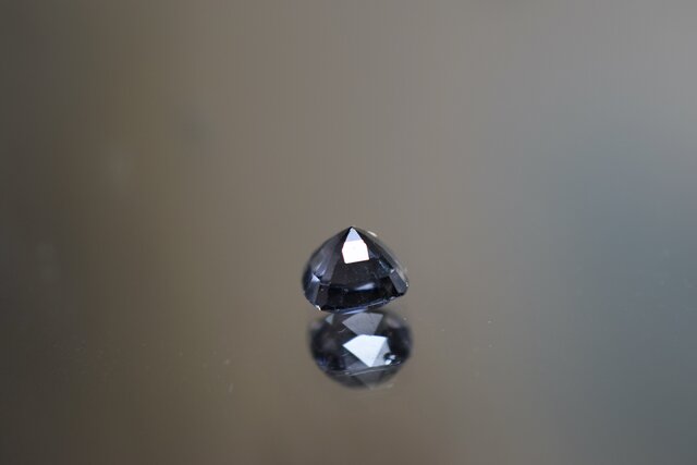 RS7-187 非加熱 宝石質 紫の光沢を見える濡羽色 ミャンマー産 天然 スピネル ルース | iichi 日々の暮らしを心地よくするハンドメイドやアンティークのマーケットプレイス