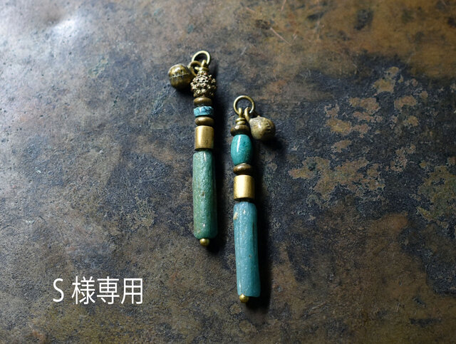 「S様専用」グリーン系ローマングラスとoldオリッサブラス＆つぶつぶブラス、ターコイズのスリムなイヤーカフチャーム | iichi 日々の暮らしを心地よくするハンドメイドやアンティークの ...
