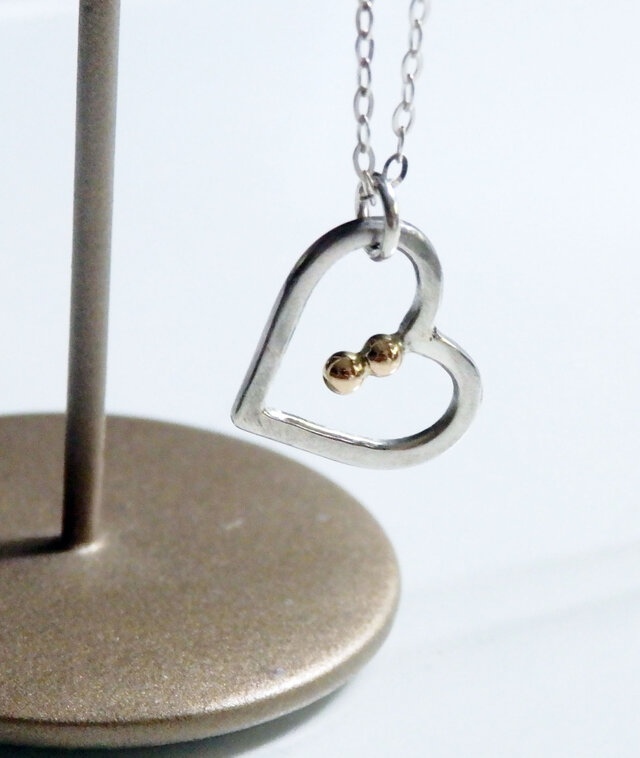 ゴールドがアクセント ハートの彫金ペンダント | iichi 日々の暮らしを心地よくするハンドメイドやアンティークのマーケットプレイス