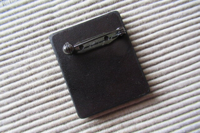 日本 プレミア切手ブローチ9892 | iichi 日々の暮らしを心地よくするハンドメイドやアンティークのマーケットプレイス