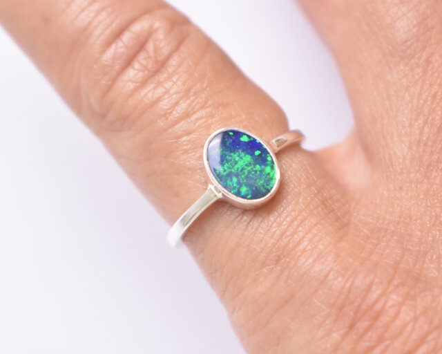 海を思わせるような美しい輝きのオパールのシルバーリング シルバー925 サイズ10号 | iichi 日々の暮らしを心地よくするハンドメイドやアンティークのマーケットプレイス