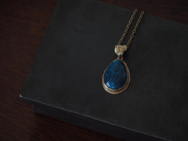 夢見の石 ブルーアパタイト | iichi 日々の暮らしを心地よくするハンドメイドやアンティークのマーケットプレイス