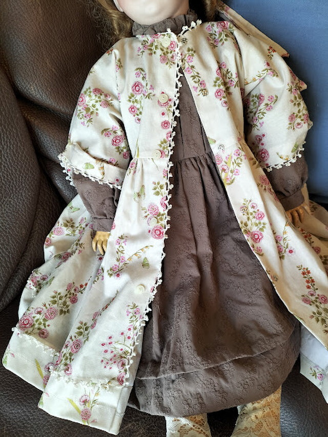 ドール背丈68～71cm用 二枚着重ねドレスと帽子風（オフ白・薄茶） | iichi 日々の暮らしを心地よくするハンドメイドやアンティークのマーケットプレイス