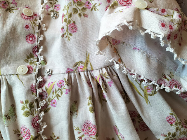 ドール背丈68～71cm用 二枚着重ねドレスと帽子風（オフ白・薄茶） | iichi 日々の暮らしを心地よくするハンドメイドやアンティークのマーケットプレイス