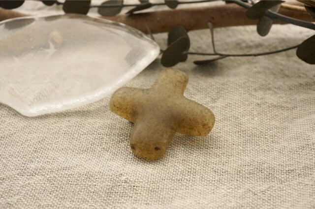 cross 〉 brooch ｜ ブローチ - brown | iichi 日々の暮らしを心地よくするハンドメイドやアンティークのマーケットプレイス