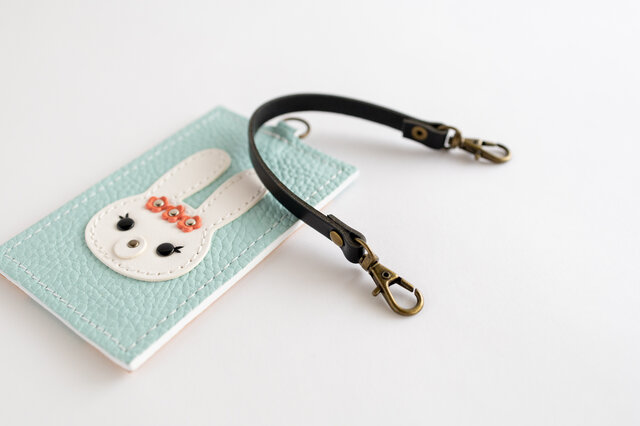 うさぎパスケース イタリアンレザー Aqua | iichi 日々の暮らしを心地よくするハンドメイドやアンティークのマーケットプレイス