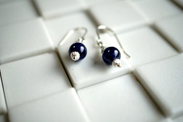 ブルーサファイアのエスニックピアス | iichi 日々の暮らしを心地よくするハンドメイドやアンティークのマーケットプレイス