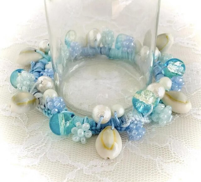 コットンパールと貝殻のシュシュ | iichi 日々の暮らしを心地よくするハンドメイドやアンティークのマーケットプレイス